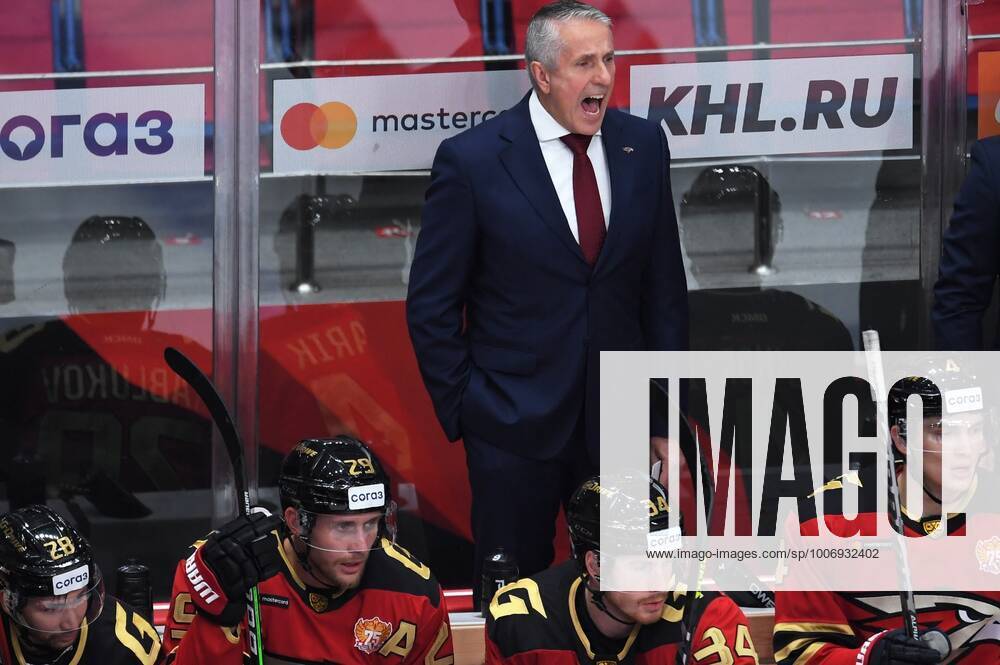 2021 Avangard s head coach Bob Hartley reacts during the Kontinental ...