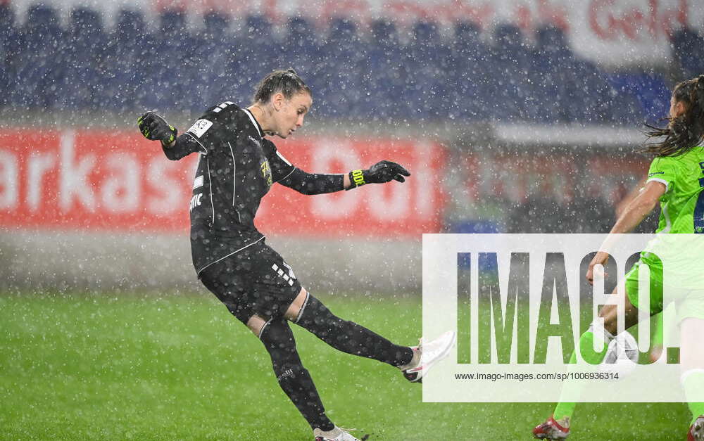 Ena Mahmutovic Goalkeeper, MSV, 32 strikes the ball forward, 9 27 2021 ...