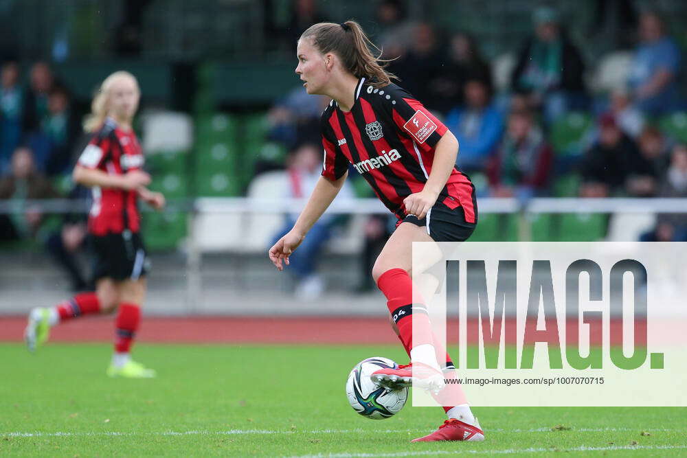 v li Juliane Wirtz Bayer 04 Leverkusen, 14 on the ball, single image ...