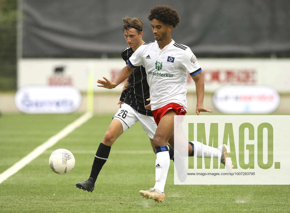 Photo on the ball Bryan HEIN against Moritz Grosche Teutonia Football ...