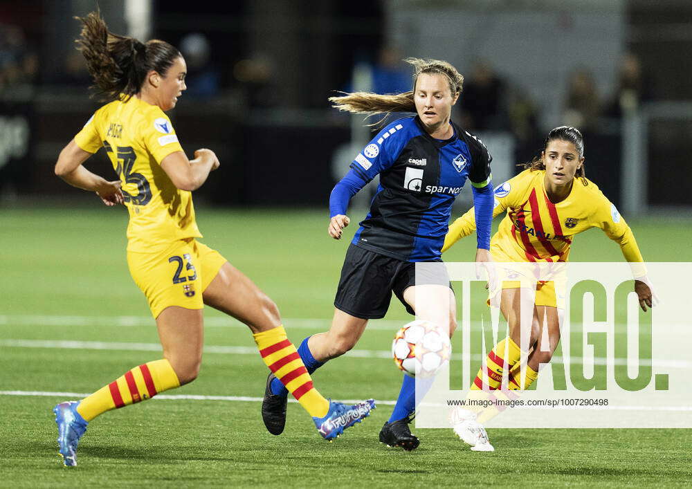 FC Barcelonas Ingrid Syrstad Engen and HB Koeges Kyra Carusa during the ...