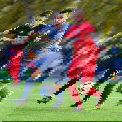 f li Dominik Bacher Unterhaching, 32 Dominik Bobinger TSV Rain am Lech, 3 in duel, duel, tackle