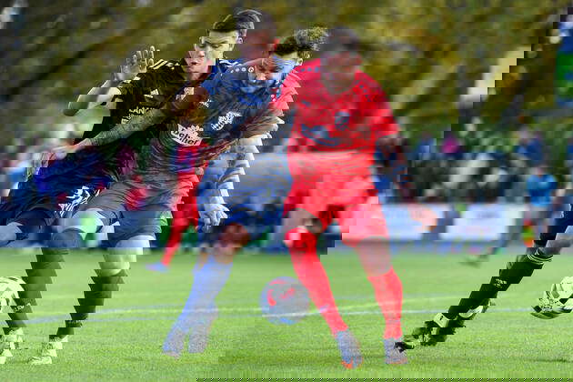 f li Dominik Bacher Unterhaching, 32 Dominik Bobinger TSV Rain am Lech, 3 in duel, duel, tackle