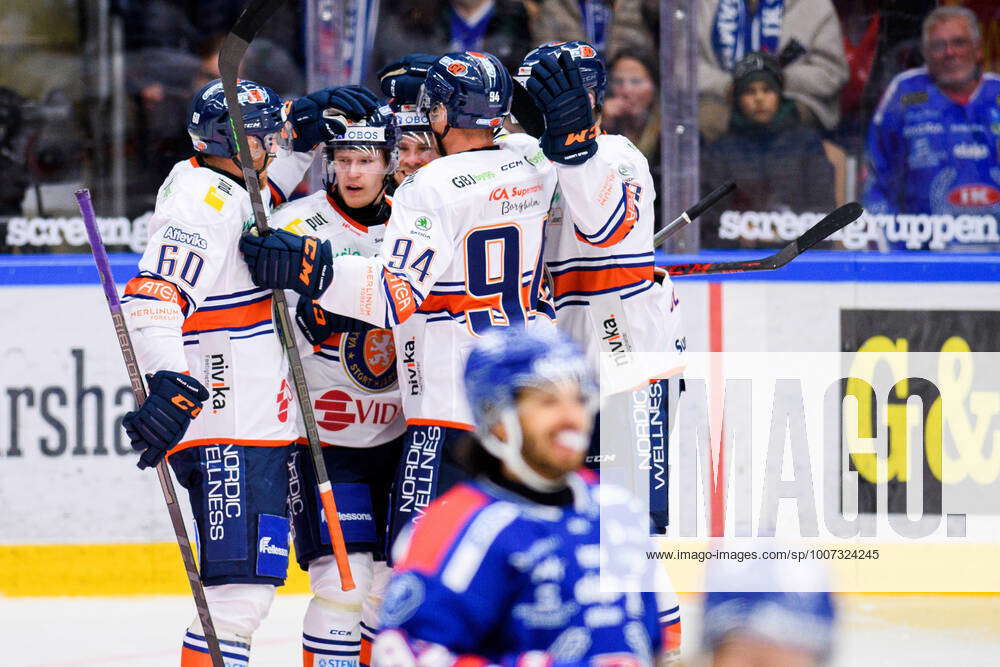 Växjös Hugo Gustafsson cheers after 2 3 during the ice hockey match in the SHL between Oskarshamn