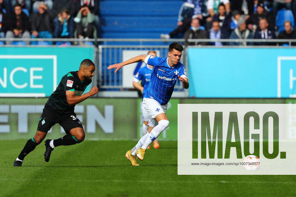 Jean Manuel Mbom Bremen in a running duel with Mathias Honsak Darmstadt ...