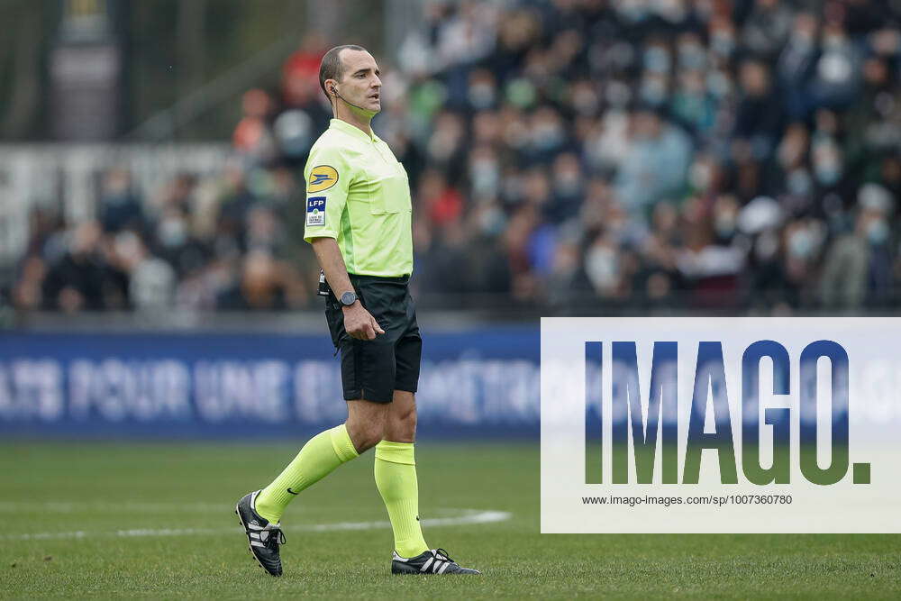 L arbitre Benoit Millot FOOTBALL : Metz vs Rennes - Ligue 1 Uberteat ...
