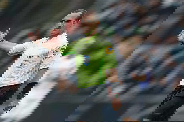 L arbitre Benoit Millot FOOTBALL : Metz vs Rennes - Ligue 1 Uberteat ...