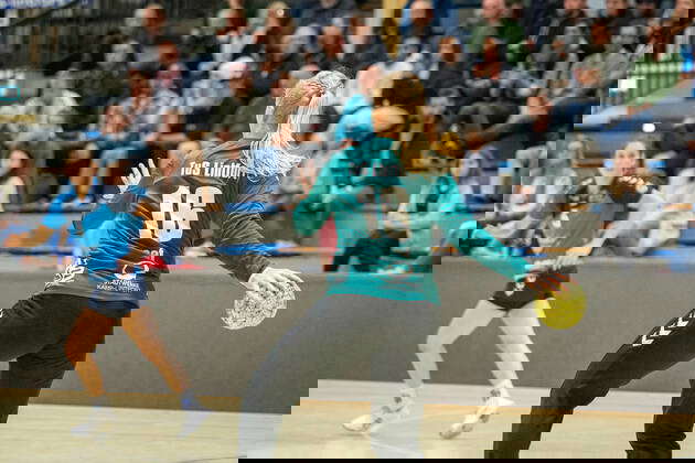 Laura Graef TuS Lintfort 1 ladies, 16 throws the ball to Leonie ...