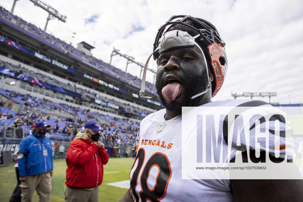 Cincinnati Bengals defensive tackle D.J. Reader (98) heads off the ...