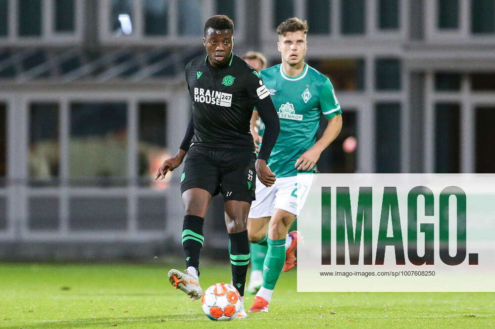 v li Grace Bokake Hannover 96 II, 27 on the ball, single image, full ...