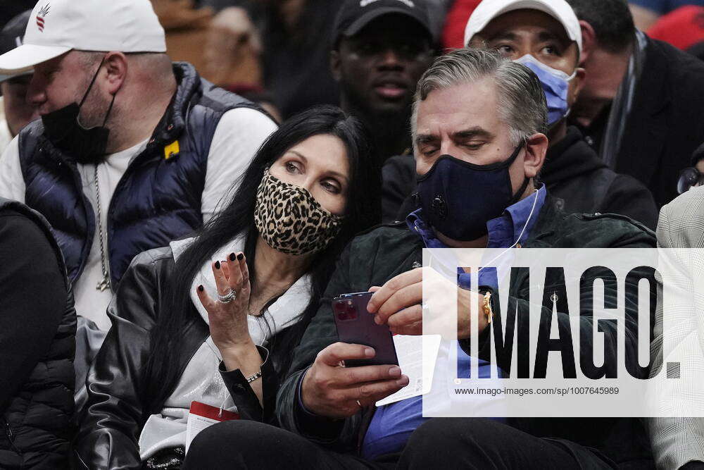 TORONTO, ON, CANADA: Rogers Communications CEO Joe Natale, centre, and ...