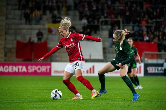 Jana Vojtekova SC Freiburg in a duel with Nina Ehegoetz Turbine Potsdam , GER, SC Freiburg vs