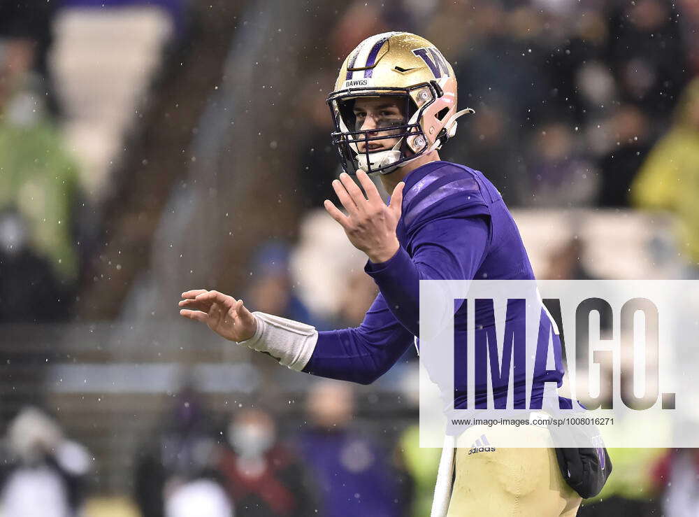 November 13, 2021:Washington QB Sam Huard signals to his RB during the ...