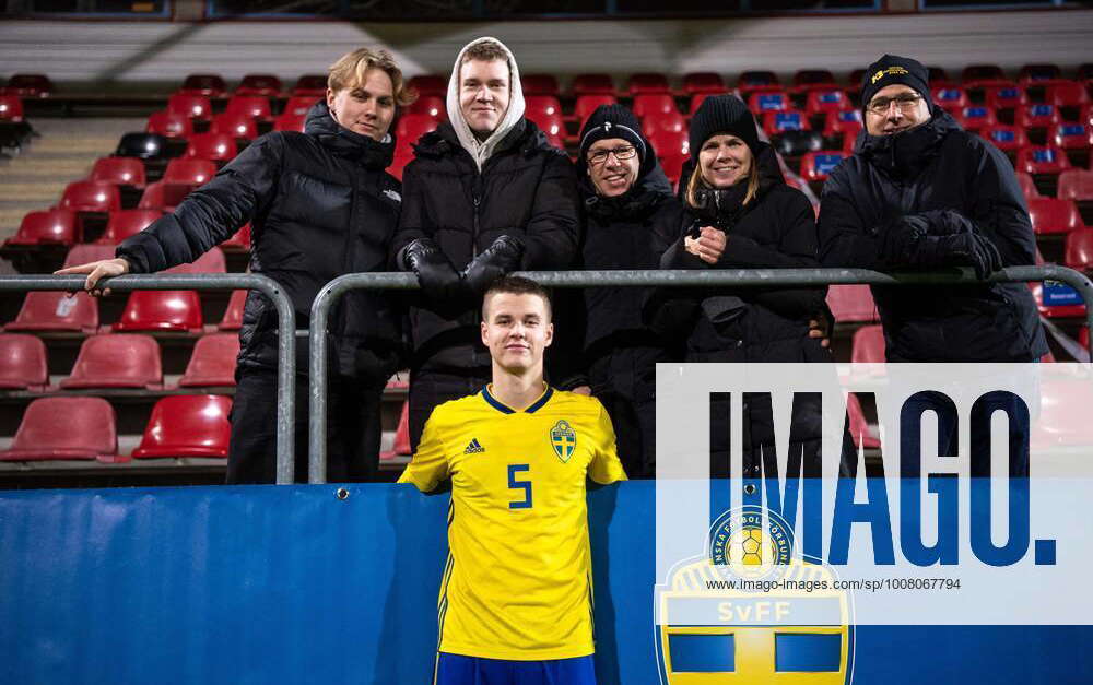 211116 Samuel Dahl of Sweden pose for a picture with his family after ...