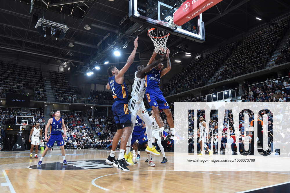 Youssoupha Fall (asvel) vs Adam Hanga (real madrid) BASKETBALL : LDLC ...
