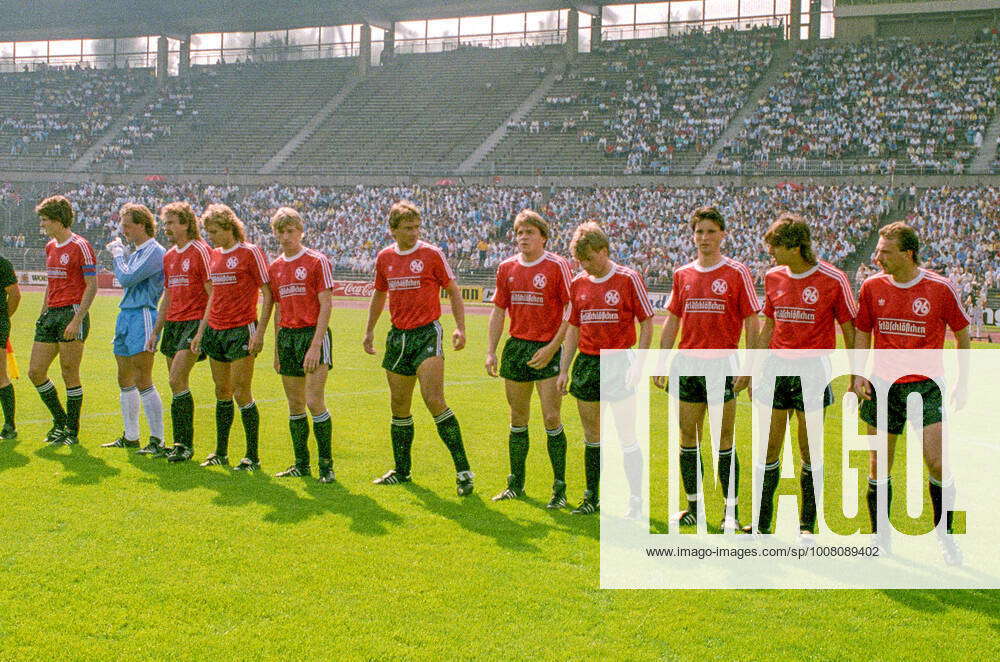 Players Han96 at the greeting V l Kpt Bastian Hellberg TW Ralf Raps ...