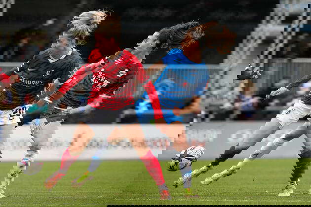 Jana Vojtekova SC Freiburg in a duel with Nina Ehegoetz Turbine Potsdam , GER, SC Freiburg vs