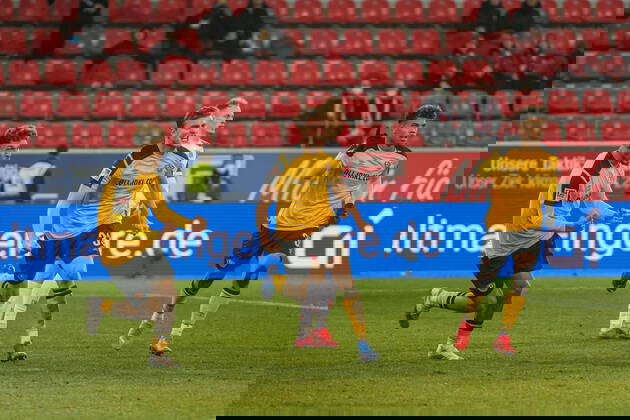 Dresdens Christoph Daferner Mitte celebrates his goal for the 3 0 SG ...