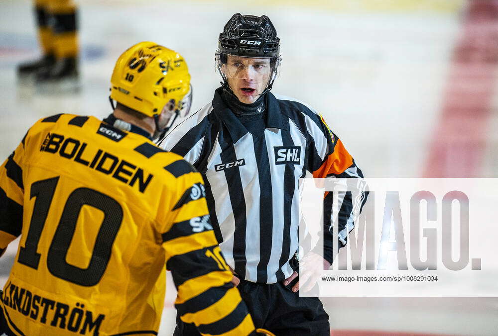 211127 Referee Mikael Andersson and Skellefteas Joakim Lindström during the ice hockey match in