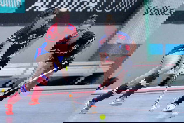 from left Merle Sophie Knobloch FHC, 25, Paulina Niklaus MHC, 25, duel ...