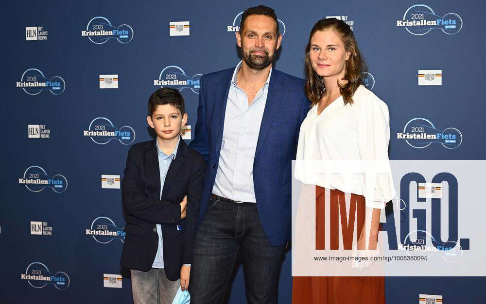 WAREGEM, BELGIUM - NOVEMBER 28 : Lotte Kopecky & Kieran De Fauw & zoon ...