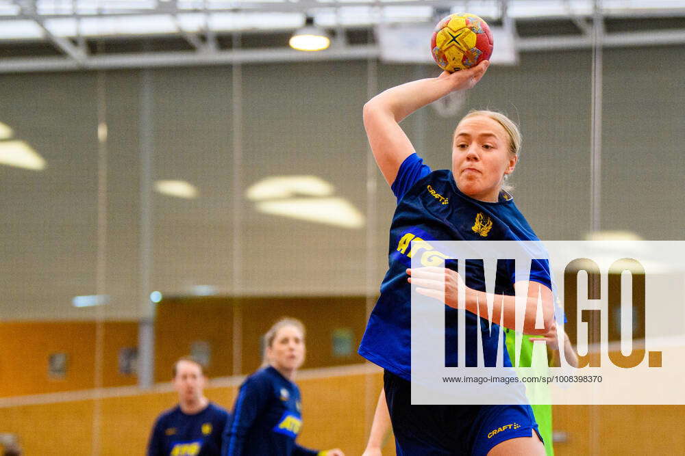 211204 Vilma Matthijs Holmberg during a training session with Sweden at the 2021 IHF Womens World