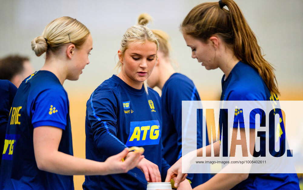 211204 Vilma Matthijs Holmberg, Clara Lerby and Olivia Mellegard during a training session with