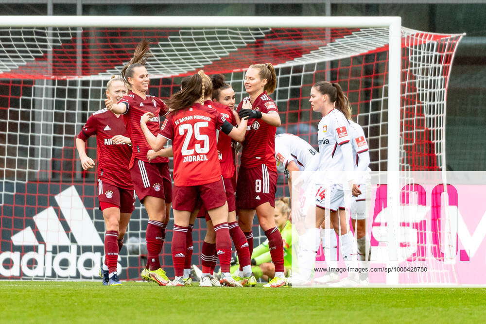 Bayern players cheer Giulia Gwinn FC Bayern Muenchen Frauen goal, 7 to ...