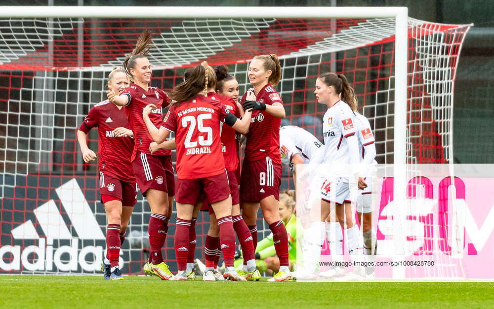 Bayern players cheer Giulia Gwinn FC Bayern Muenchen Frauen goal, 7 to ...