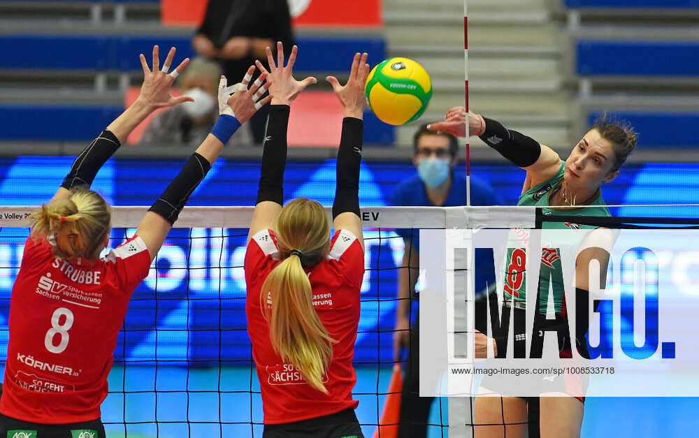 v l Monique Strubbe and Jenna Gray both Dresden against Irina Voronkova ...