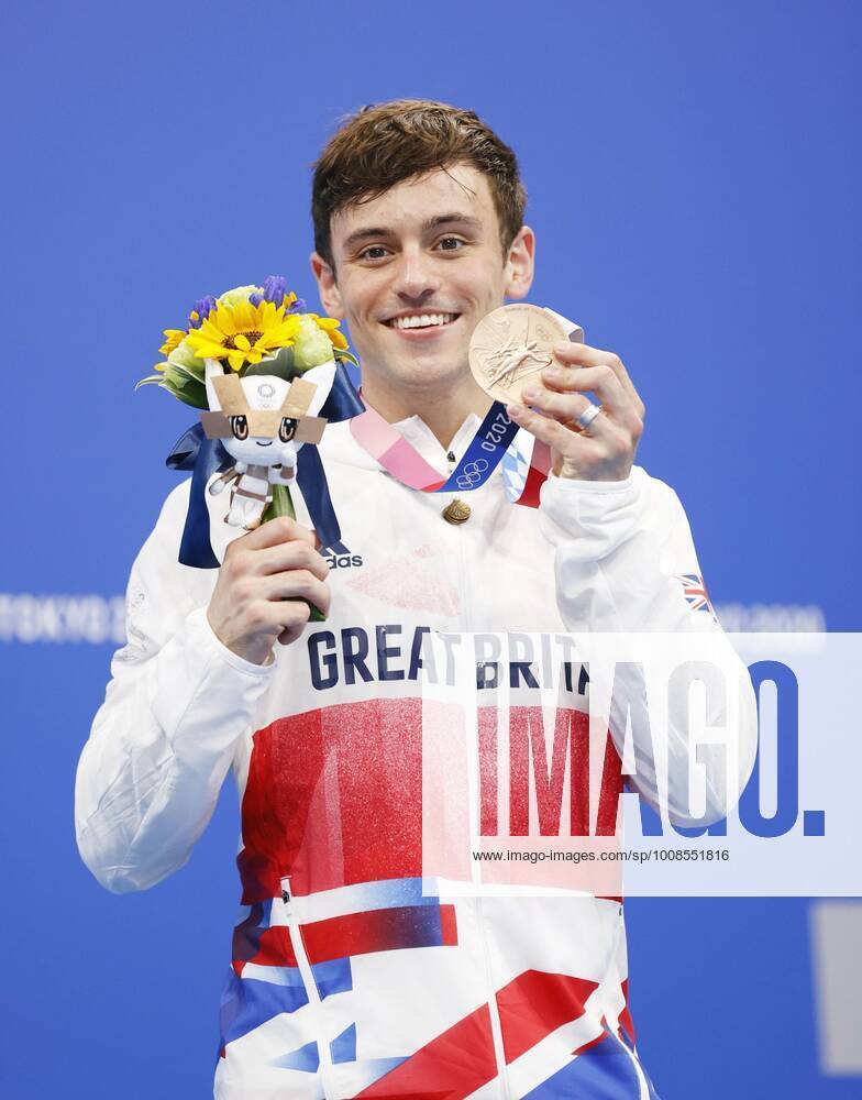 Tokyo Olympics: Diving Tom Daley of Britain poses with his bronze medal ...