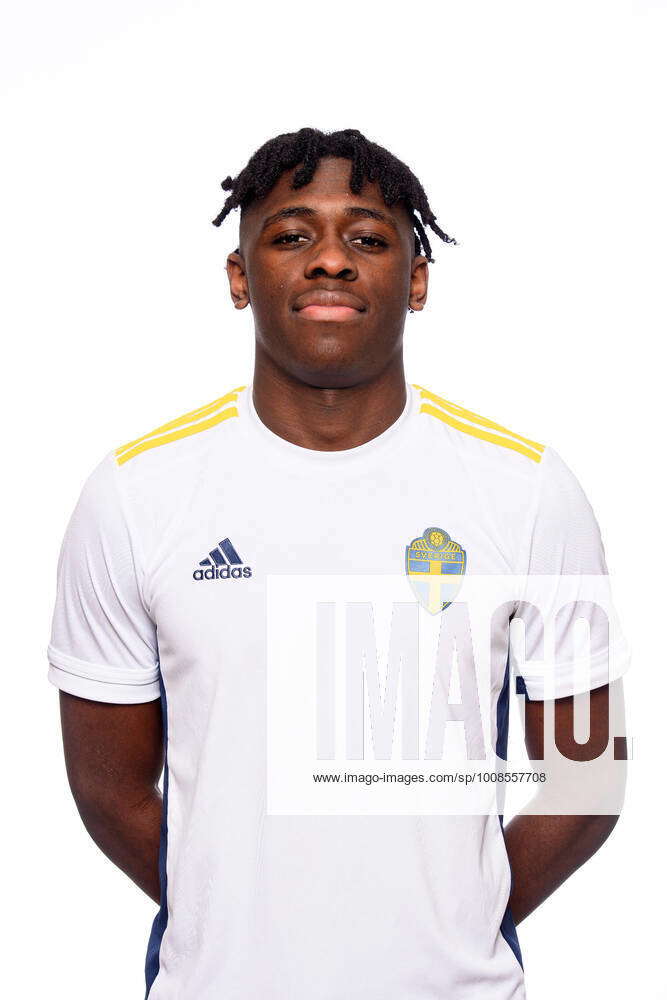 211210 William Rashidi in the P15 national team poses for portraits on ...