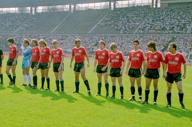 Players Han96 at the greeting, Kpt Bastian Hellberg TW Ralf Raps ...