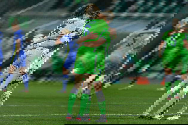 v li Dominique Janssen VfL Wolfsburg, 6 and Laura Freigang Eintracht ...