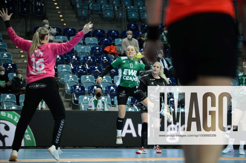 Maike Schirmer (17 VfL Oldenburg) gegen Lea Schüpbach Schuepbach (16 ...