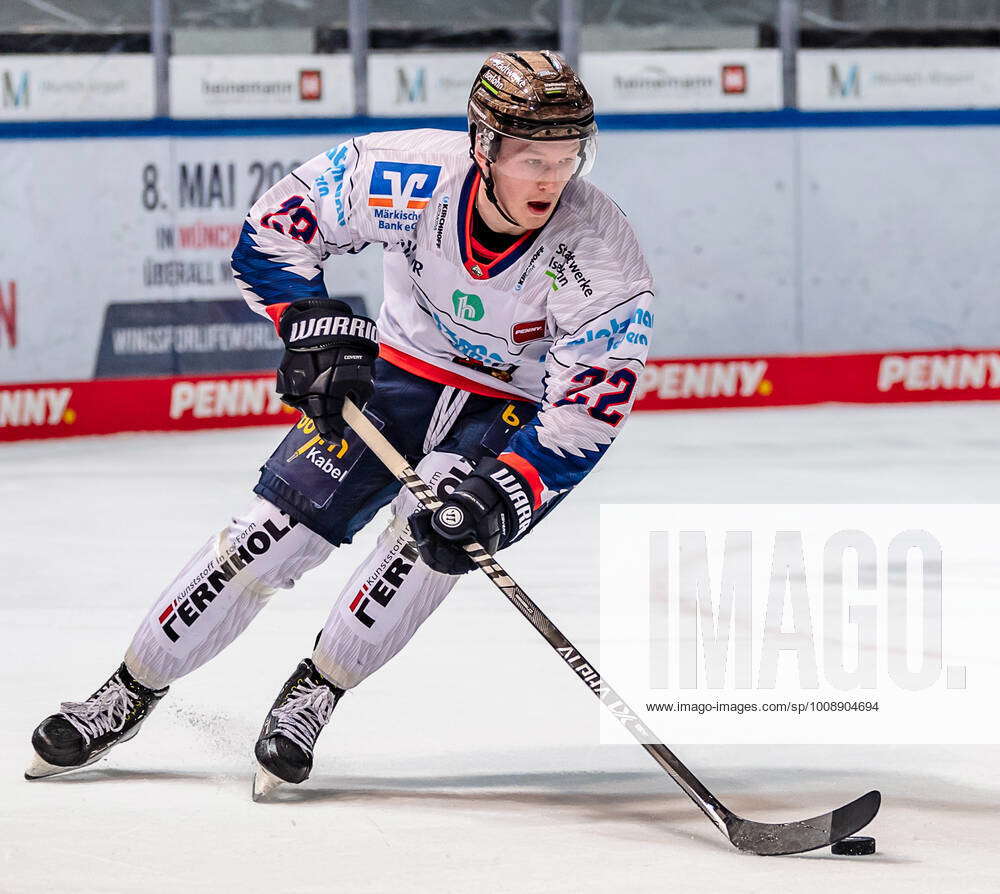 John Broda Iserlohn Roosters, 22 scored the first goal for the Roosters ...
