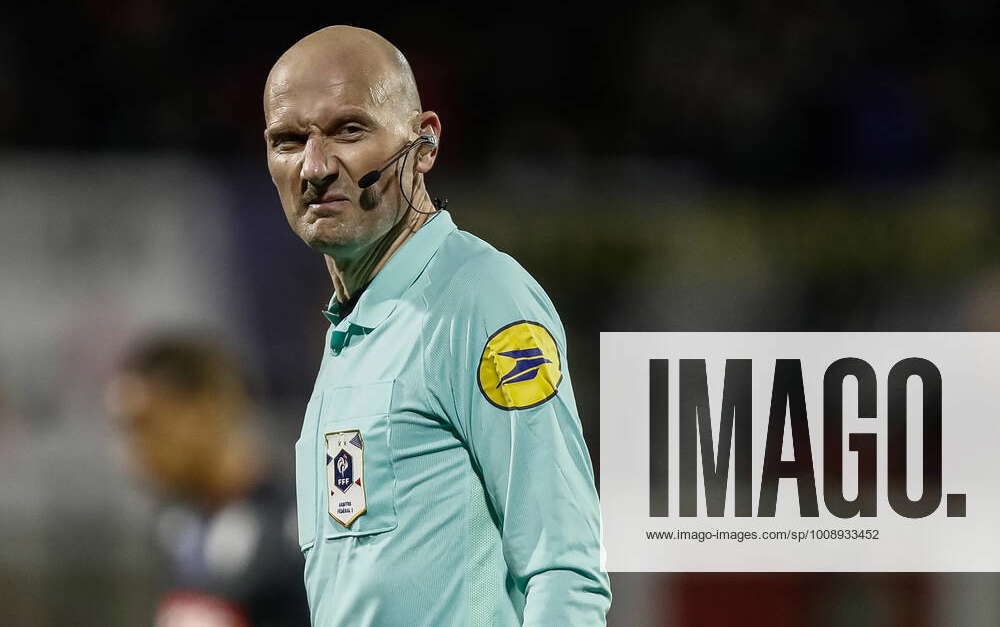 L arbitre Antony Gautier FOOTBALL : 16e finale de la Coupe de France ...