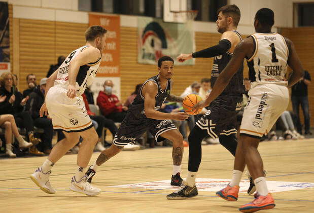 on the ball Laron Simmons Jena against Lucien Schmikale Eagles ...