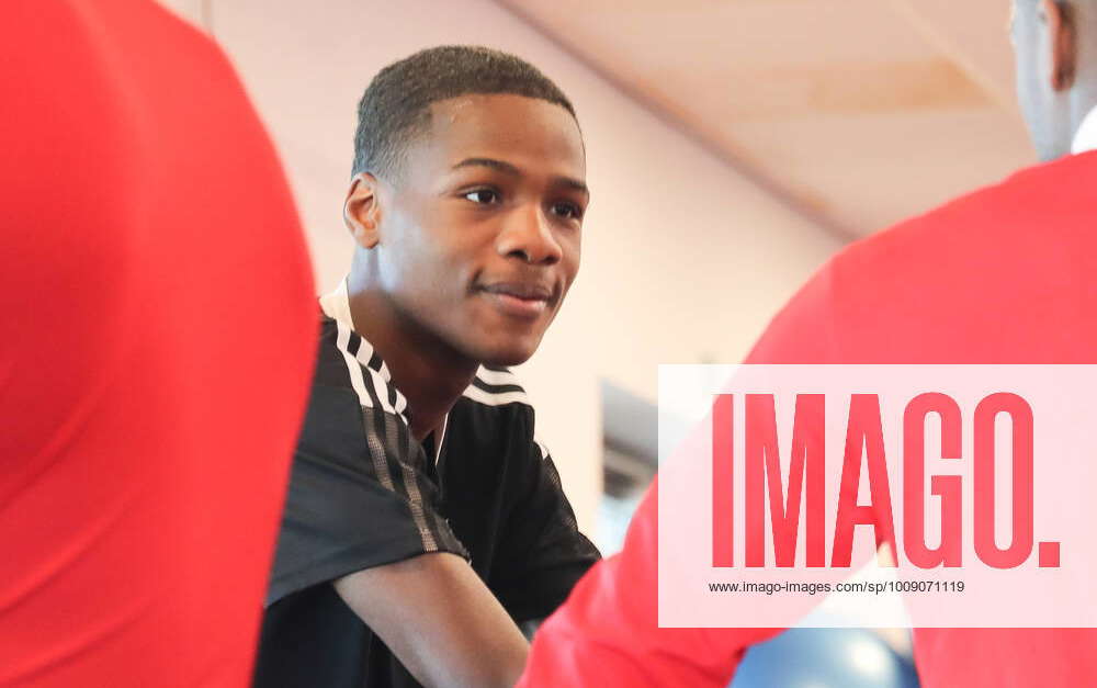 Standard s goalkeeper Matthieu Epolo pictured during a training session ...