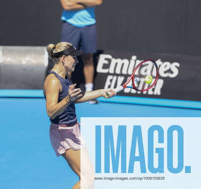 Freund Franco Bianco beobachtet Angelique Kerber (GER) waehrend einer ...