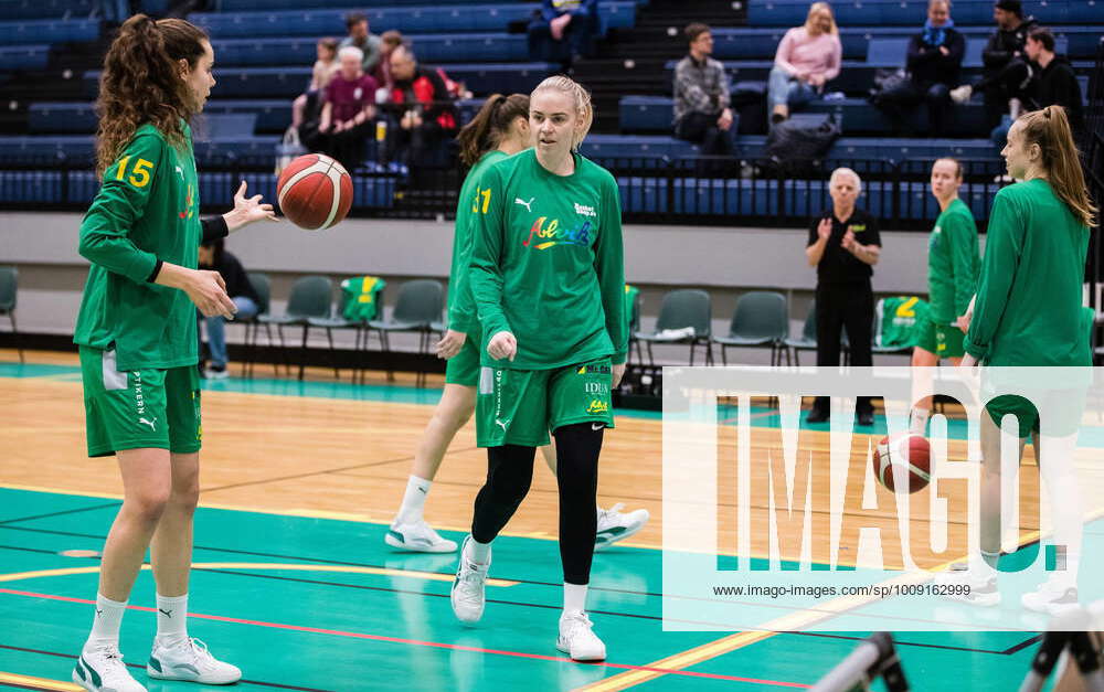220116 Alviks Hanna Käll and Mikaela Gustafsson warm up before the ...
