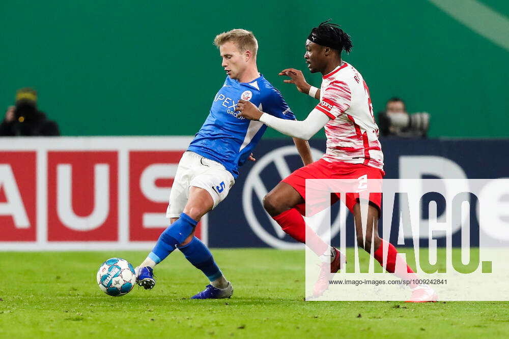 Simon Rhein (FC Hansa Rostock,5) gegen Mohamed Simakan (RB Leipzig,2 ...