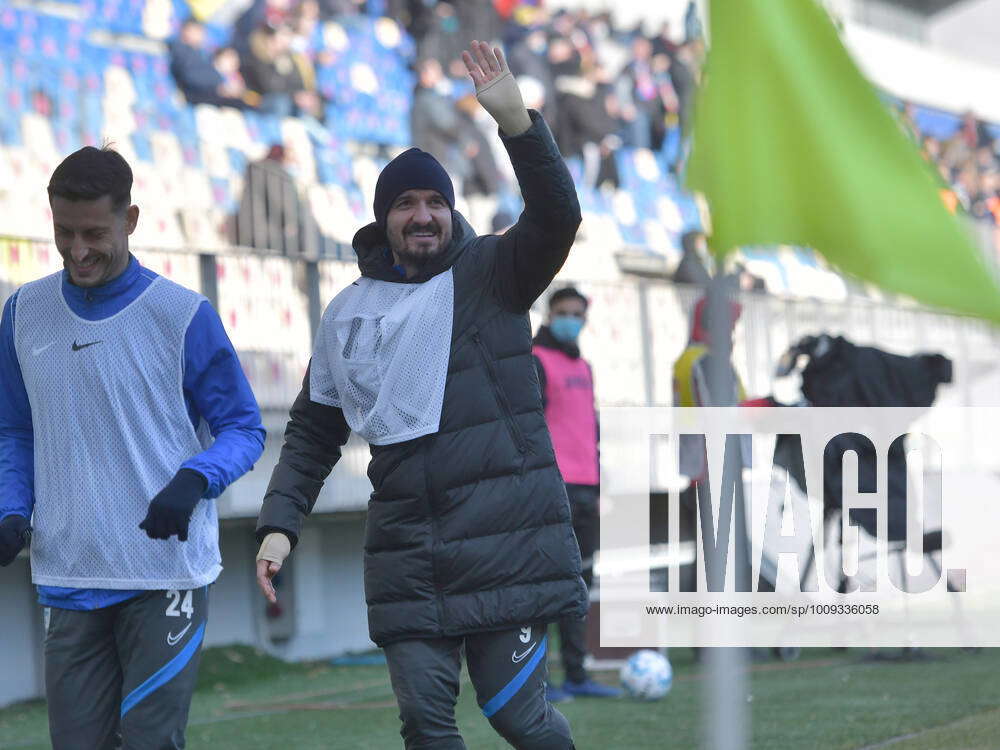 Constantin Valentin Budescu welcomes the warm-up gallery for the ...