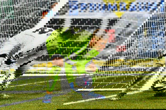 Moritz Nicolas goalkeeper Viktoria Cologne, 22 with fist defense ...