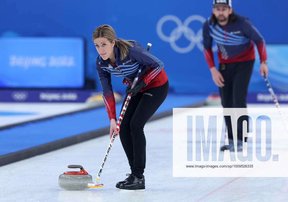 (220203) -- BEIJING, Feb. 3, 2022 -- Vicky Persinger (L) of the United ...