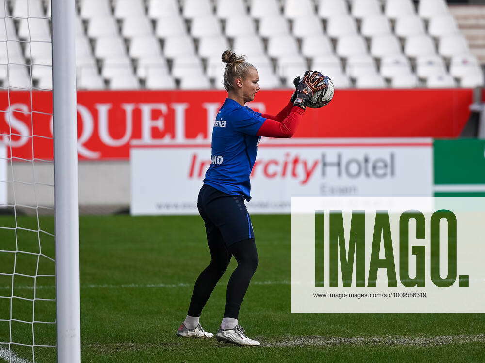Anna Klink (Bayer 04 Leverkusen, 01) beim aufwärmen. SGS Essen vs ...