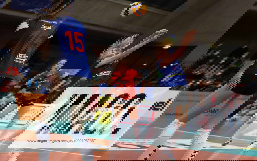 SCHARRena Hester Jasper (6 Stuttgart) digs the ball during the 1 ...