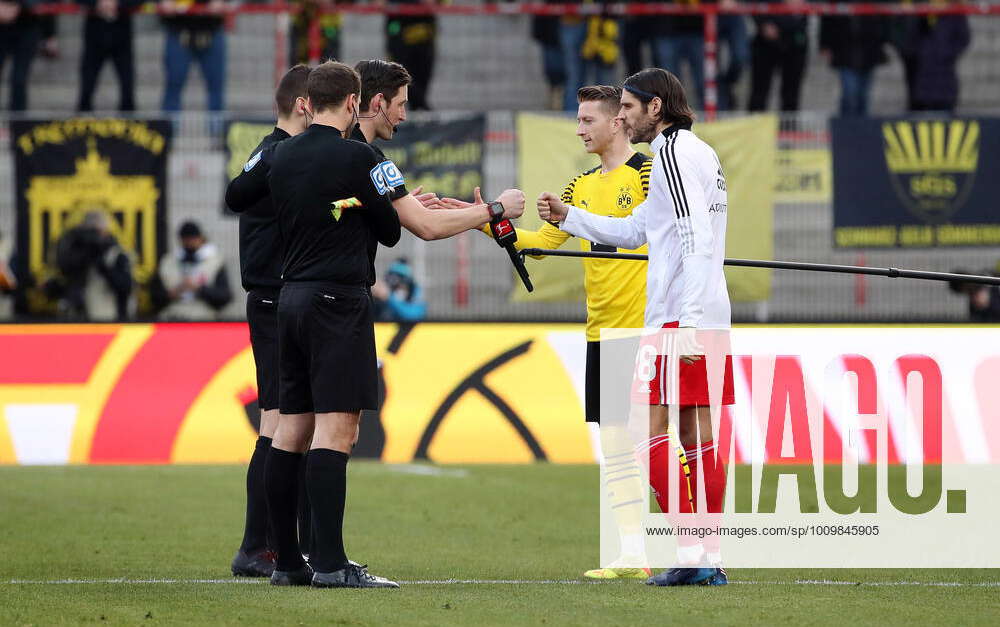 Schiedsrichter Dr. Matthias Jöllenbeck, Marco Reus, Christopher Trimmel ...