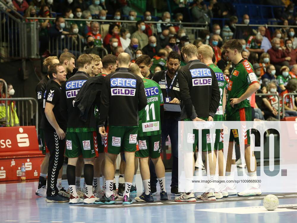 Spielerkreis Team SC Magdeburg mit Cheftrainer Bennet Wiegert Handball ...