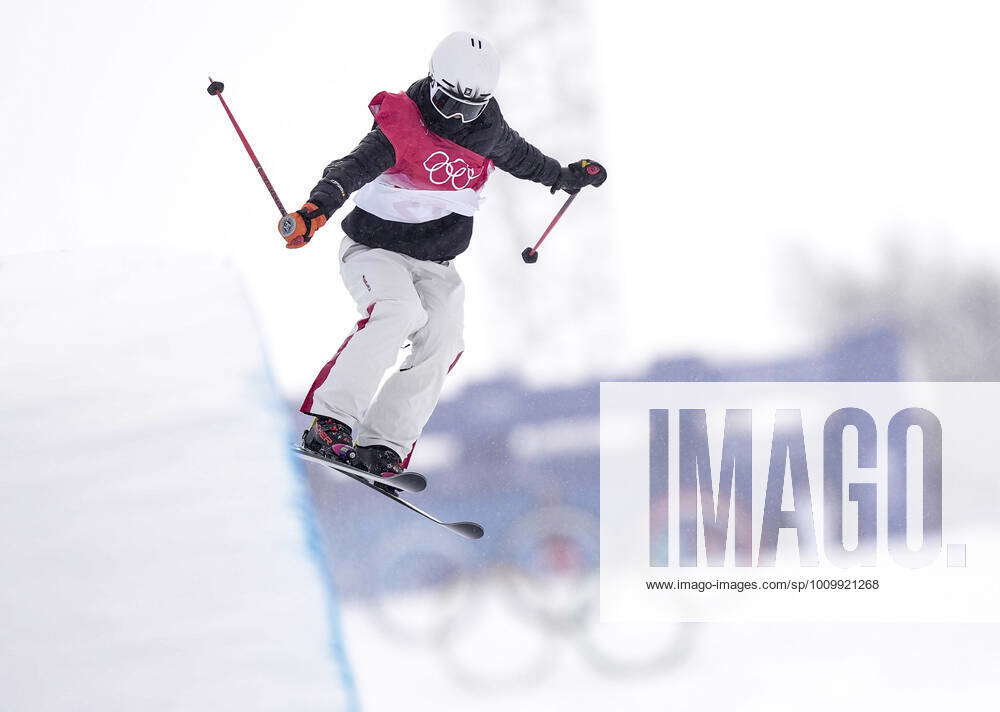 (220217) -- ZHANGJIAKOU, Feb. 17, 2022 -- Sun Jingbo of China competes ...